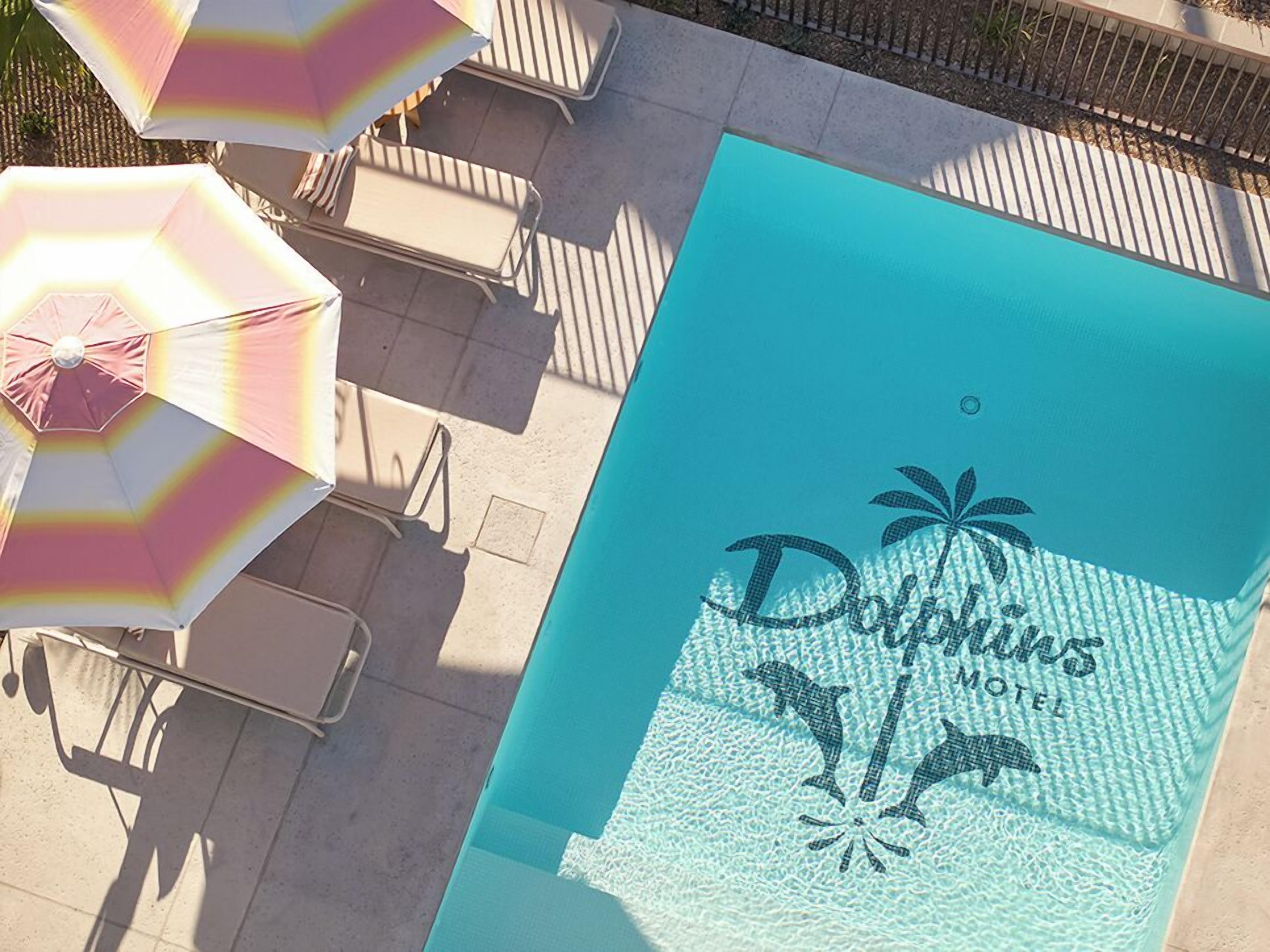 Piscina externa, funciona das 6h às 22h, guarda-sóis, espreguiçadeiras