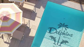 Piscina externa, funciona das 6h às 22h, guarda-sóis, espreguiçadeiras