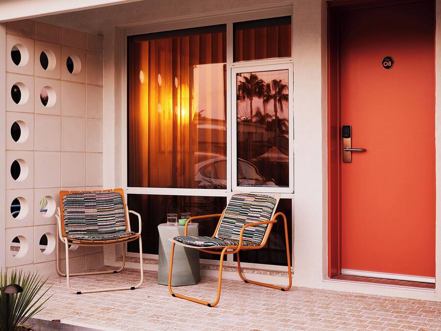 Quarto casal design | Roupas de cama premium, escrivaninha, ferros/tábuas de passar roupa