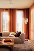 Apartamento Deluxe | Sala de estar | Smart TV de 55 polegadas com canais digitais, serviços de streaming 