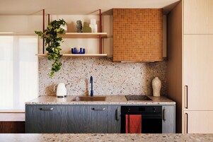Apartamento Deluxe | Cozinha privada | Um micro-ondas, uma cafeteira/bule, uma chaleira elétrica 