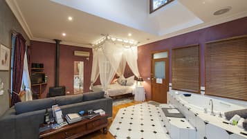 Estúdio luxo, para não fumantes, cozinha (Savannahs Cottage) | Sala de estar | TV de tela plana 42 polegadas com canais digitais, TV LED, lareira