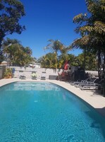 Piscina externa, funciona das 7h às 21h, espreguiçadeiras