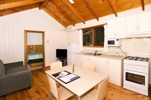 Um frigorífico, um micro-ondas, uma chaleira elétrica, uma torradeira 