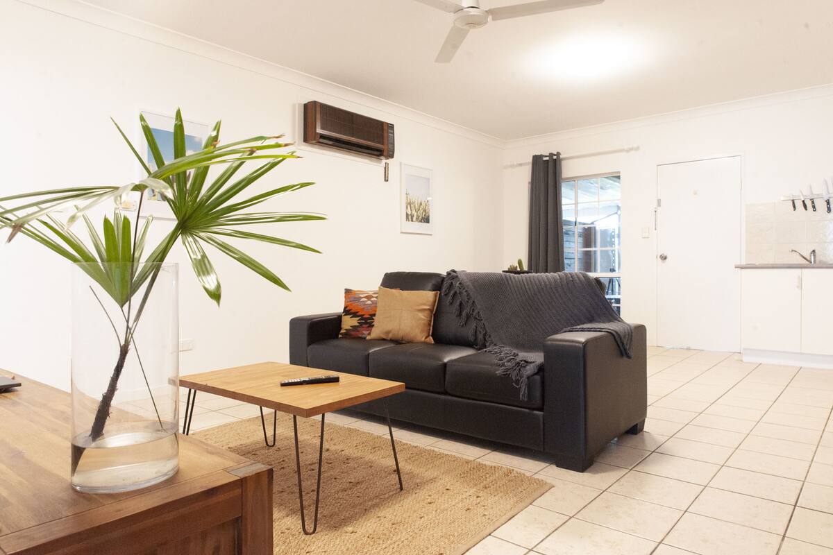 Apartamento, 3 quartos | Área de estar | TV de tela plana