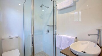 Quarto standard | Banheiro | Chuveiro, produtos de toalete grátis, secador de cabelo 
