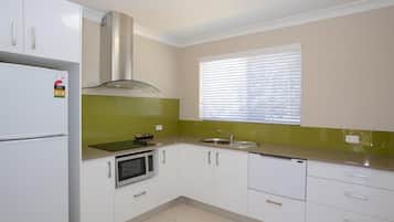 Apartamento, 4 quartos, cozinha | Cozinha privada | Um frigorífico, um micro-ondas, uma cafeteira/bule