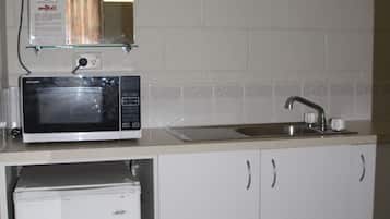 Quarto Standard, kitchenette (Triple Room) | Kitchenette privada | Um frigorífico, um micro-ondas, uma cafeteira/bule