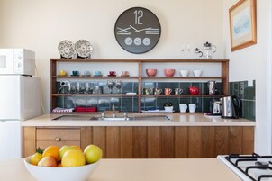Penthouse | Cozinha privada | Um frigorífico/congelador grande, um micro-ondas, uma placa de cozinha 