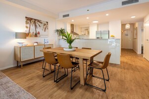 Apartamento, 3 quartos, vista para a piscina | Refeições no quarto