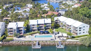 Um resort com piscina, vários edifícios e um cais.