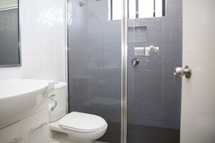 Estúdio Standard, não fumadores, cozinha (Large Studio Apartment) | Casa de banho | Um polibã, artigos de higiene pessoal grátis, um secador de cabelo 