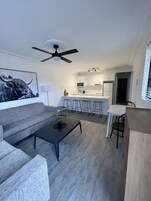 Apartamento, 3 quartos | Sala de estar | TV de ecrã plano 