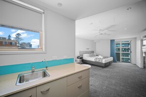 Quarto standard, sacada (Standard suite) | Cozinha privada | Cafeteira/chaleira