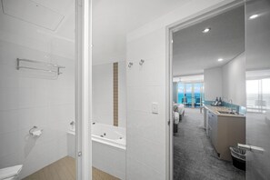 Quarto superior, sacada (Superior Suite) | Banheiro | Toalhas de banho, sabonete, shampoo, papel higiênico