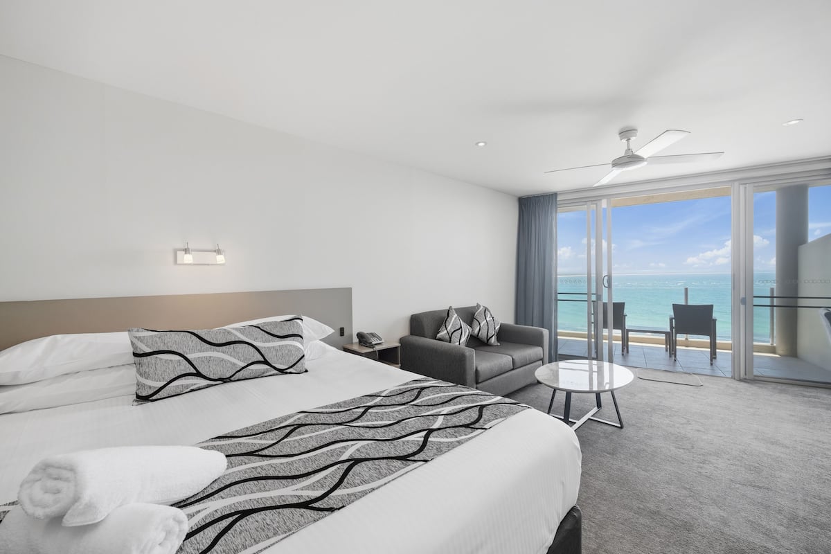 Quarto luxo, sacada (Deluxe Suite) | Frigobar, escrivaninha, cortinas blackout, quartos à prova de som