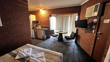 Quarto Sénior, 2 quartos, barras de apoio no polibã, vista para a lagoa | Cozinha privada | Um frigorífico, um micro-ondas, uma cafeteira/bule