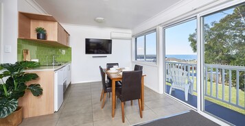 Estúdio luxo, cozinha, vista para o oceano | Opções para refeição no quarto