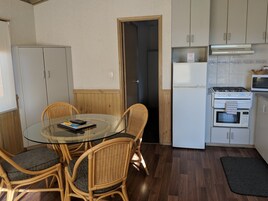 Villa Standard | Sala de estar | Televisor LCD de 32 polegadas com canais por cabo, televisor 