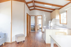 Suíte standard, 2 quartos, para não fumantes, cozinha americana (Boronia Cabin) | Opções para refeição no quarto