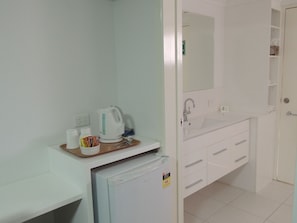 Um polibã, artigos de higiene pessoal grátis, um secador de cabelo