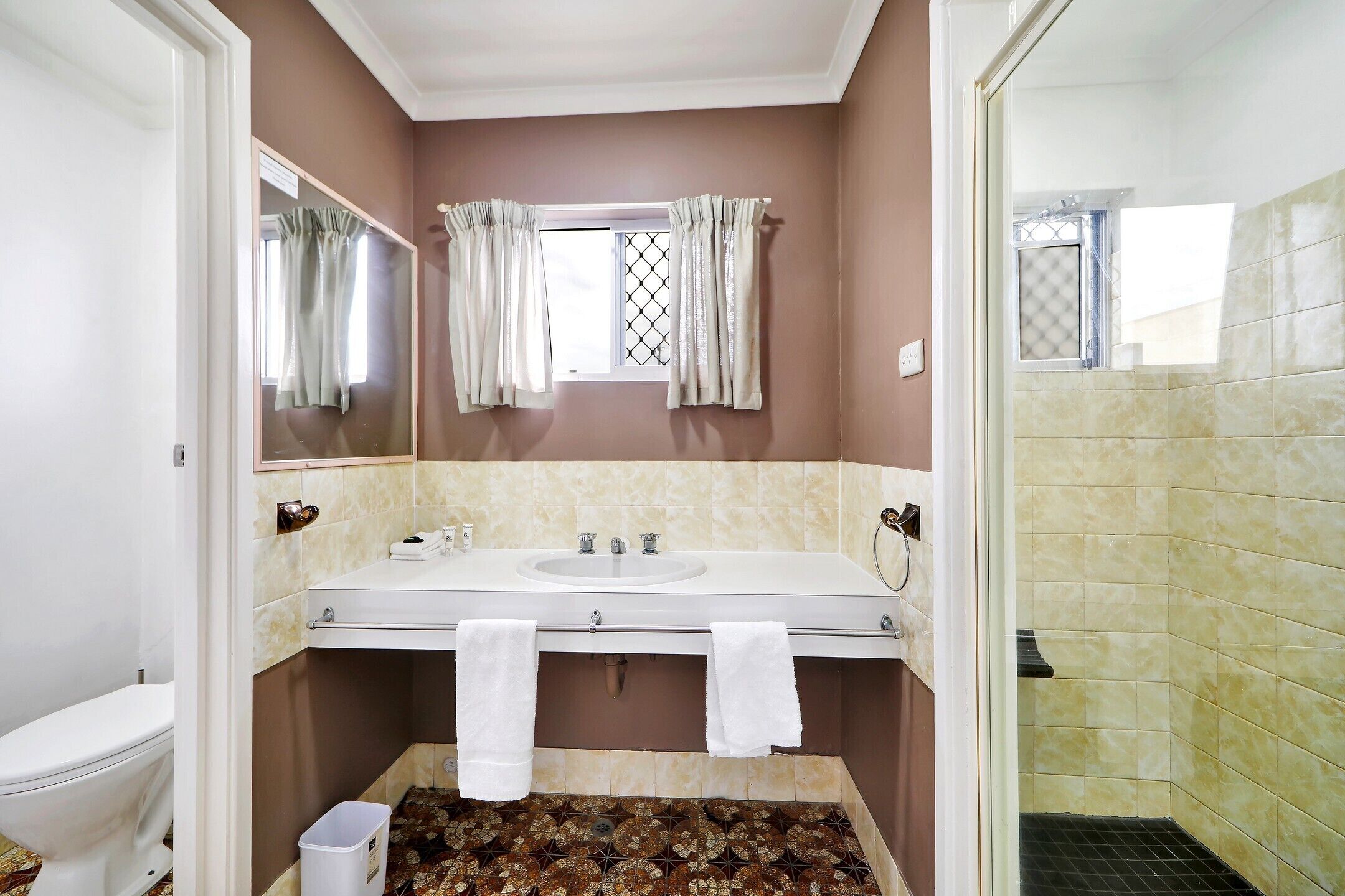 Quarto Executivo, 1 cama king-size, não fumadores | Casa de banho | Um polibã, artigos de higiene pessoal grátis, um secador de cabelo 