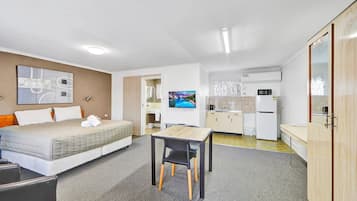Quarto Executivo, 1 cama king-size, não fumadores | Secretária, ferro/tábua de engomar, Wi-fi grátis