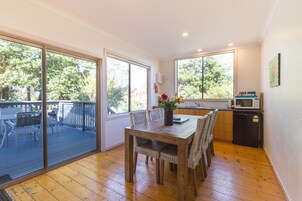 Apartamento, 2 quartos, cozinha, no jardim | Cozinha privada | Geladeira, cafeteira/chaleira, chaleira elétrica