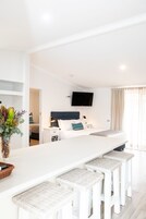 Suíte família, várias camas, cozinha americana, ao lado da piscina | Roupas de cama premium, camas com colchões pillow-top, frigobar