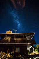 Fachada da propriedade à noite