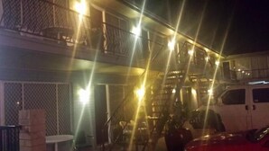 Um edifício com várias andares, varandas e uma escadaria.