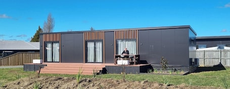 Casa Deluxe | Sala de estar | Televisor LCD . Methven Motels & Apartments