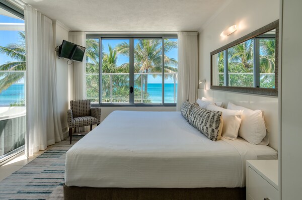 One Bedroom Beachfront Spa Penthouse Apartment - Sunshine Coast