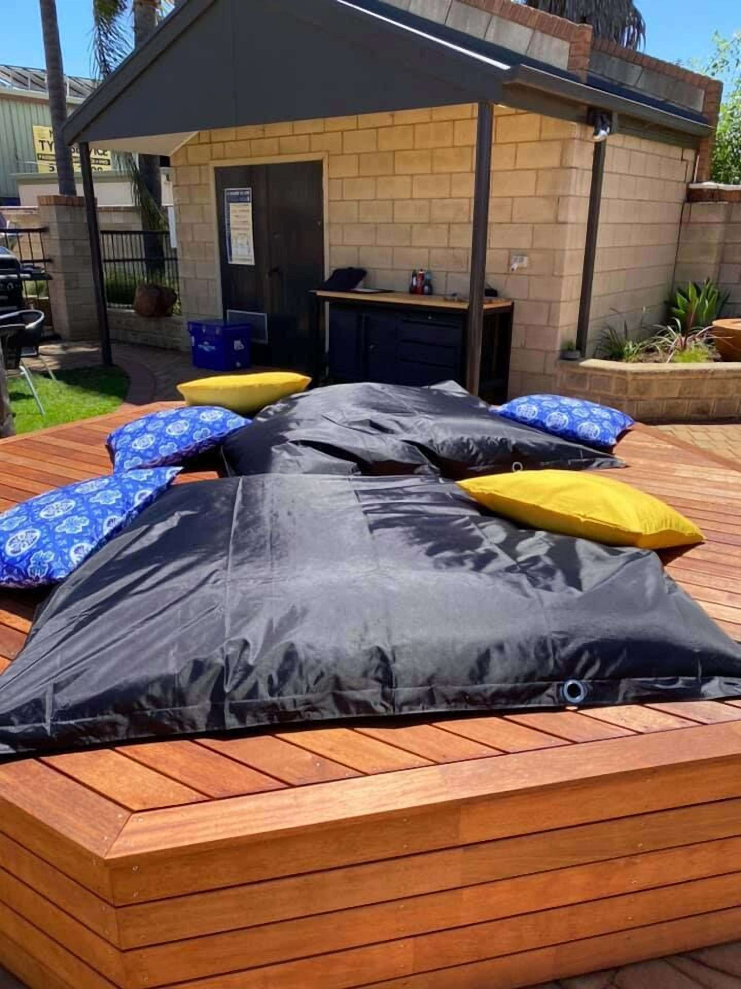 Terraço com espreguiçadeiras