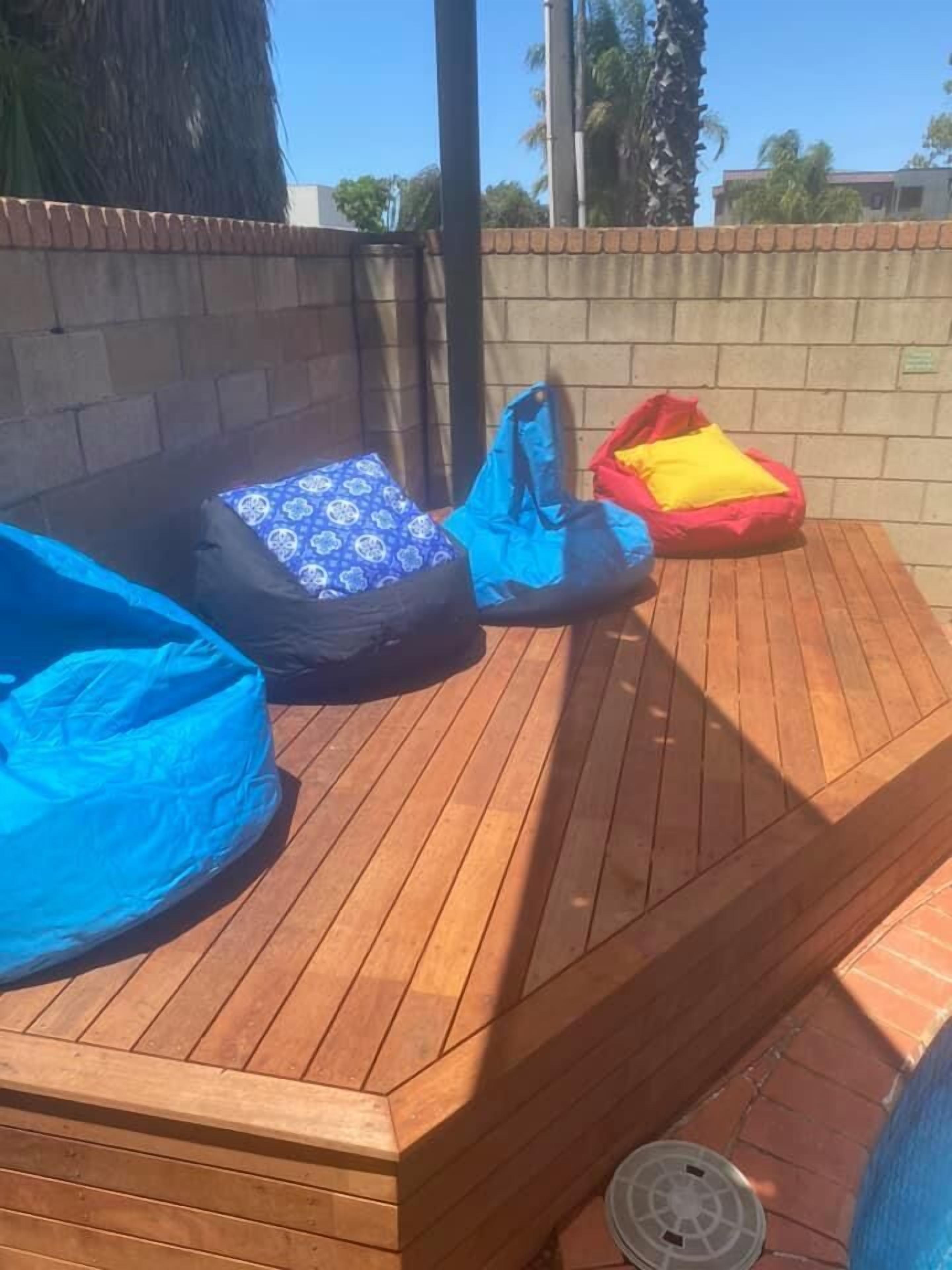 Terraço com espreguiçadeiras