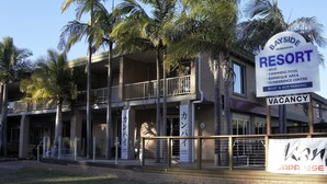 Resort Bayside Huskisson com piscina, área de churrasco, centro de conferências e estacionamento para barcos e ônibus.