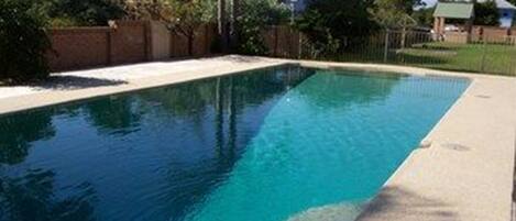 Piscina externa, espreguiçadeiras