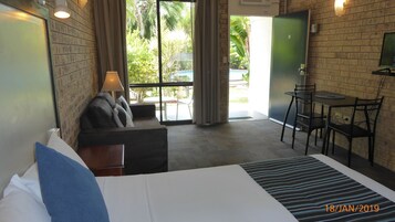 Quarto standard, 1 cama Queen | Escrivaninha, ferros/tábuas de passar roupa, Wi-Fi de cortesia