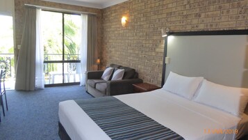 Quarto standard, 1 cama Queen | Escrivaninha, ferros/tábuas de passar roupa, Wi-Fi de cortesia