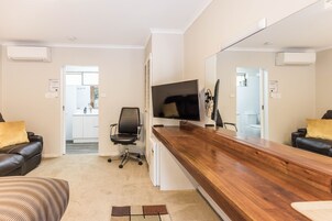 Suite, 1 cama king-size | Quartos insonorizados, Wi-fi grátis, roupa de cama fornecida 