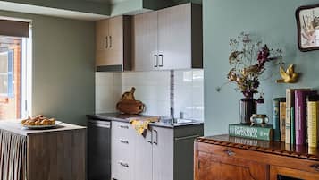 Apartamento Deluxe, 1 quarto, não fumadores, pátio | Cozinha privada | Um frigorífico, um micro-ondas, uma placa de cozinha