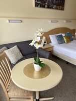 Quarto, 1 cama Queen | Opções para refeição no quarto