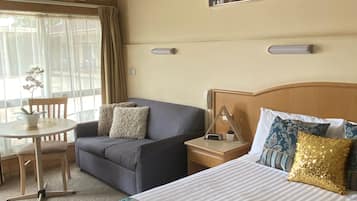 Quarto, 1 cama queen-size | Refeições no quarto