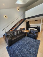 Apartamento standard, 2 quartos, cozinha | Área de estar | TV de tela plana, DVD player