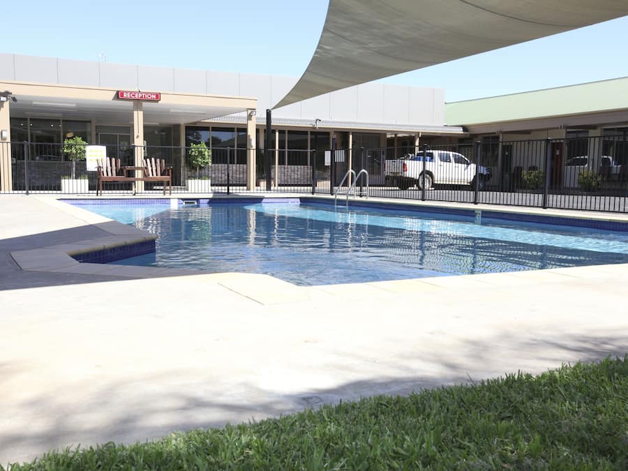 Piscina exterior, espreguiçadeiras