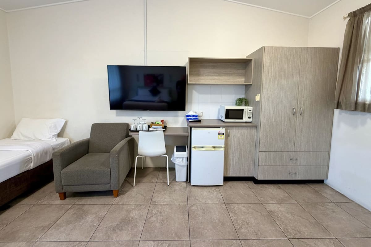 Quarto casal ou duplo standard, várias camas, para não fumantes | Escrivaninha, ferros/tábuas de passar roupa, Wi-Fi de cortesia