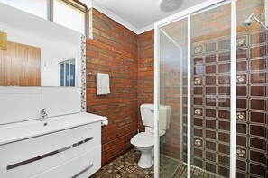 Quarto família (Plus) | Banheiro | Chuveiro, produtos de toalete grátis, secador de cabelo 