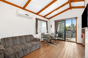 Vila luxo, 2 quartos, para não fumantes, cozinha americana (Villa 6 Berth) | Área de estar | TV de tela plana