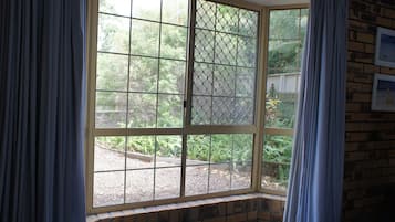 Quarto Duplo de Luxo, 1 cama queen-size, frigorífico e micro-ondas, vista para a piscina | Vista para o jardim