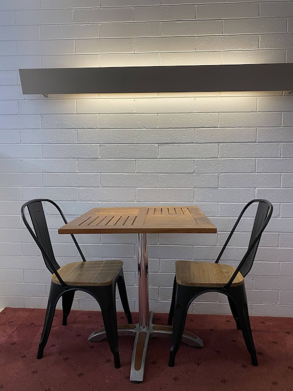 Quarto casal básico, 1 cama Queen | Wi-Fi de cortesia, roupa de cama